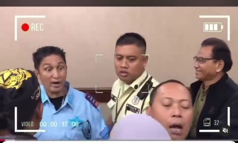 Kembali Bikin Ricuh Sidang, Firdaus Oiwobo Diusir Paksa Pengadilan: Dia ...